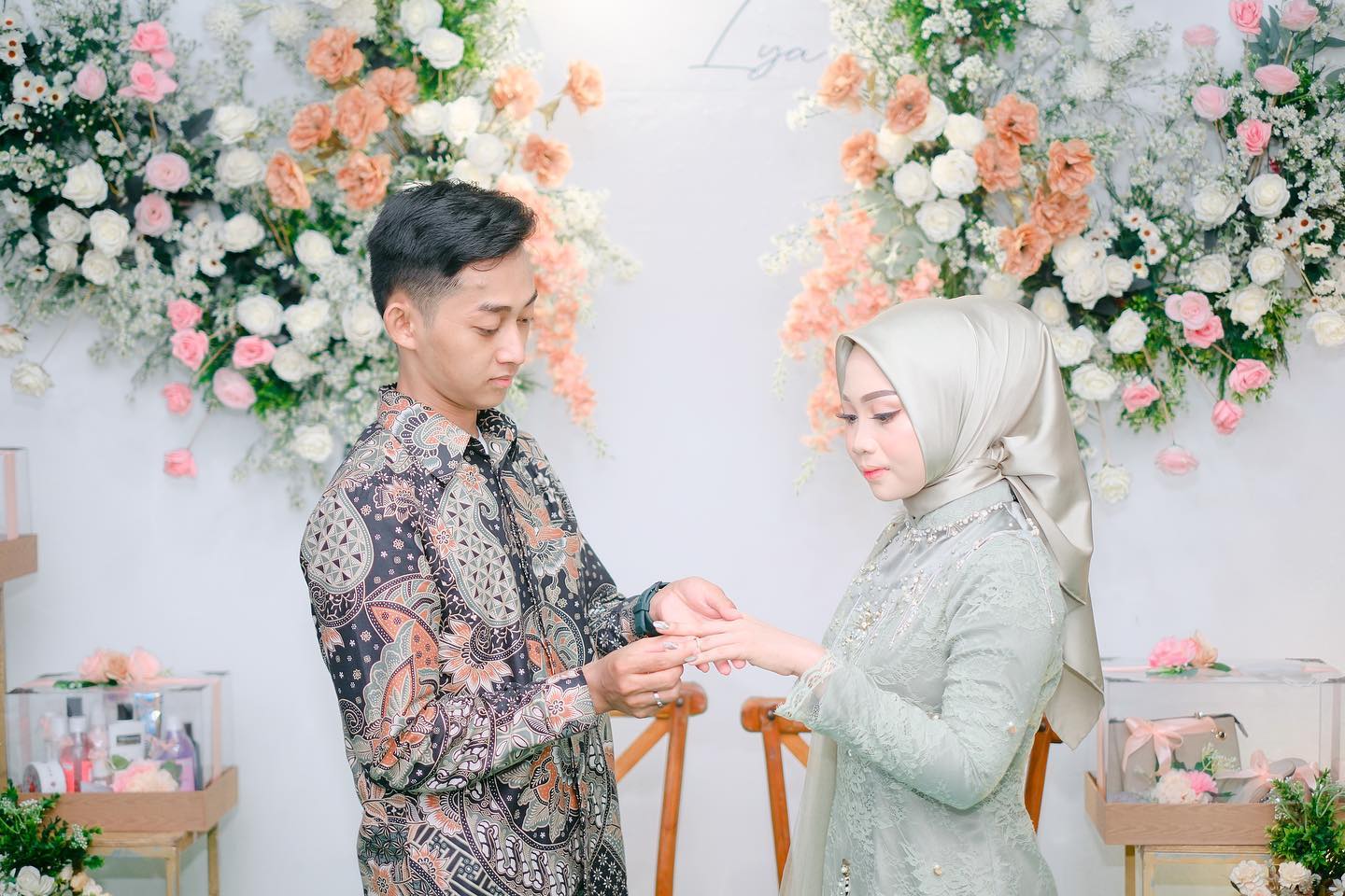 Apakah Cincin Tunangan Harus Menggunakan Emas